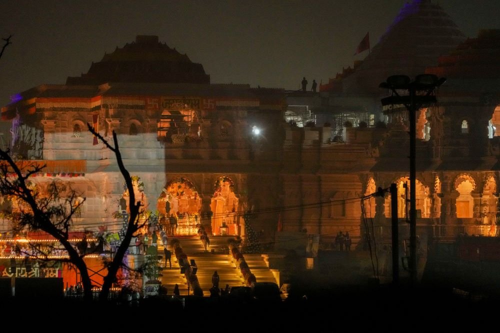 Ram Mandir : प्राण प्रतिष्ठा समारोह से पहले राज सदन, पुराने मंदिर रोशनी ...